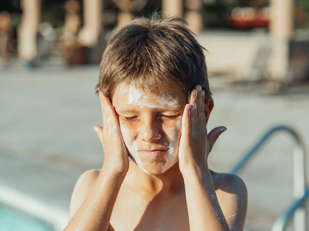 LES DANGERS DU SOLEIL : COMMENT BIEN PROTÉGER NOS ENFANTS ? - Terre ...